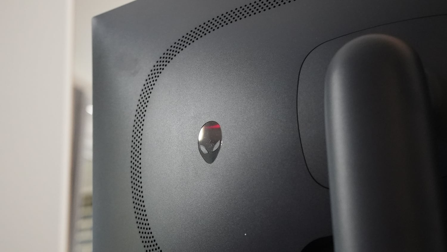 Alienware AW3225DM Gaming Monitor Review - 32-inch QHD 180Hz for $319