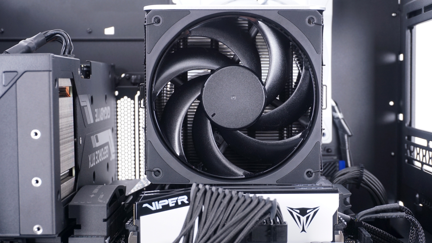 Cooler Master V4 Alpha 3DHP Black CPU Cooler Review