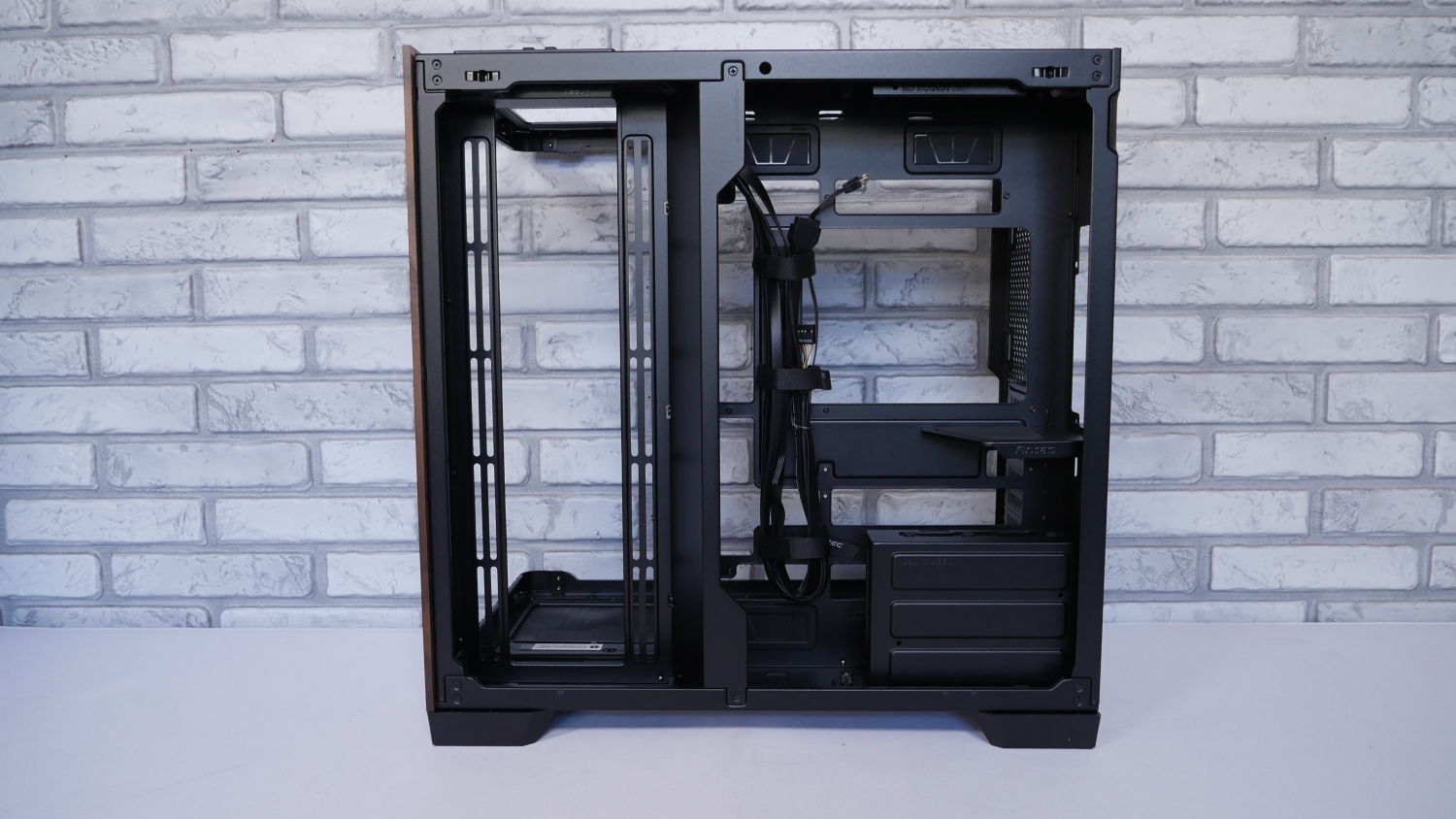 Antec C8 Curve Wood Full-Tower Chassis Review