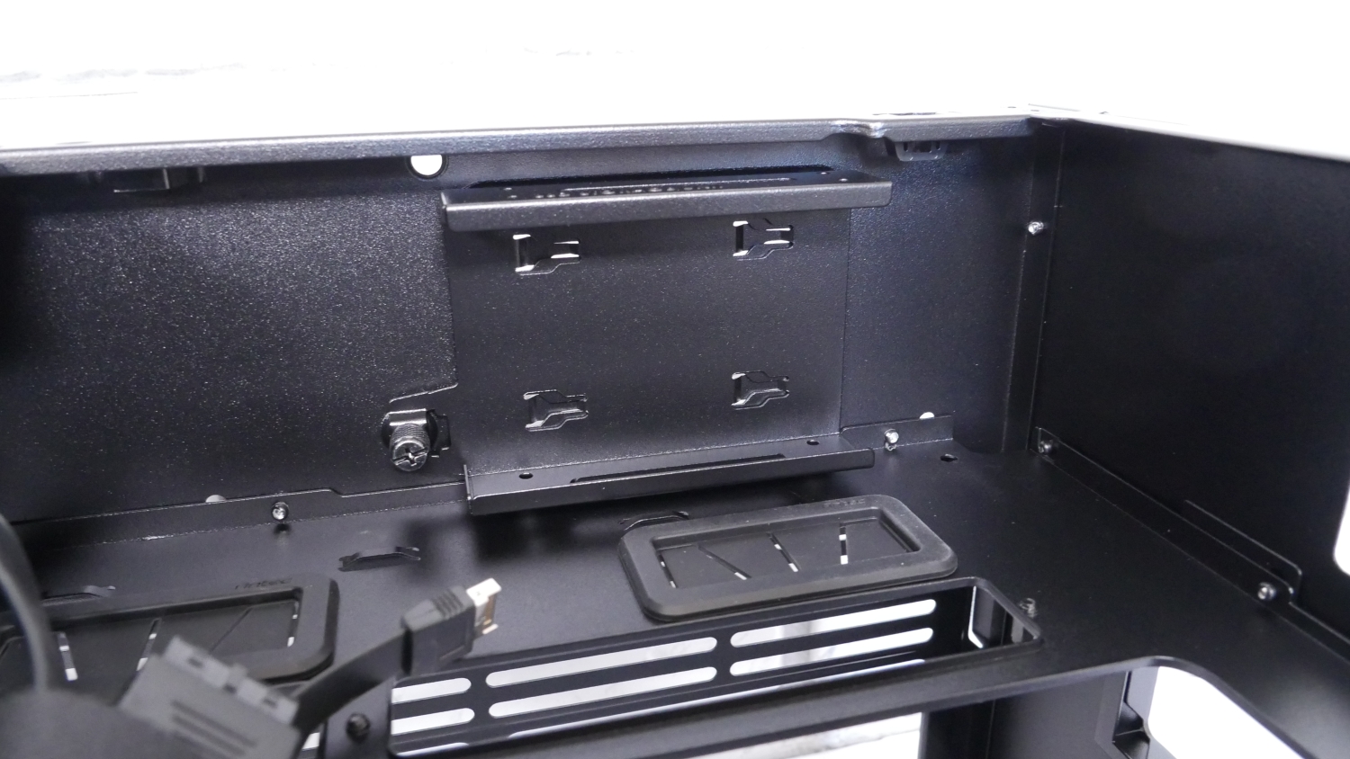 Antec C8 Curve Wood Full-Tower Chassis Review