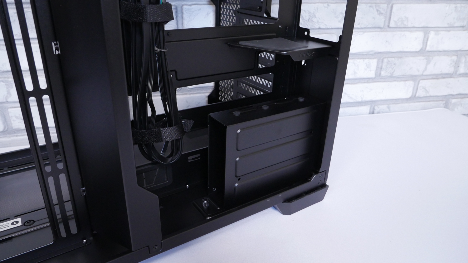 Antec C8 Curve Wood Full-Tower Chassis Review