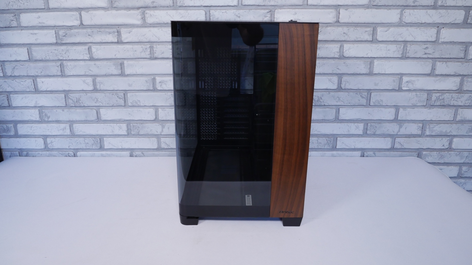 Antec C8 Curve Wood Full-Tower Chassis Review