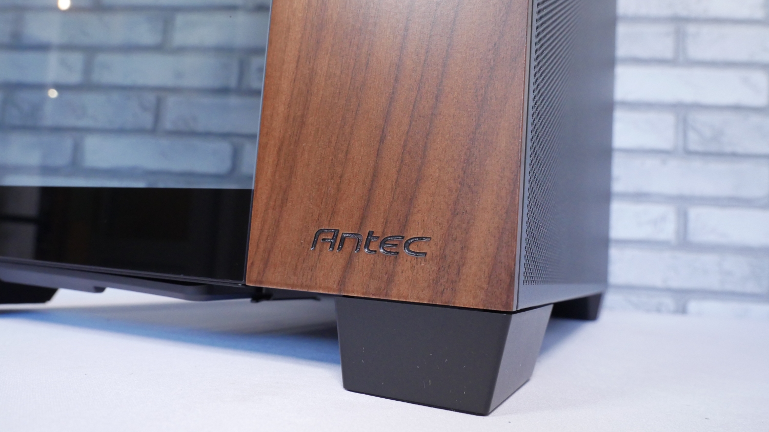 Antec C8 Curve Wood Full-Tower Chassis Review