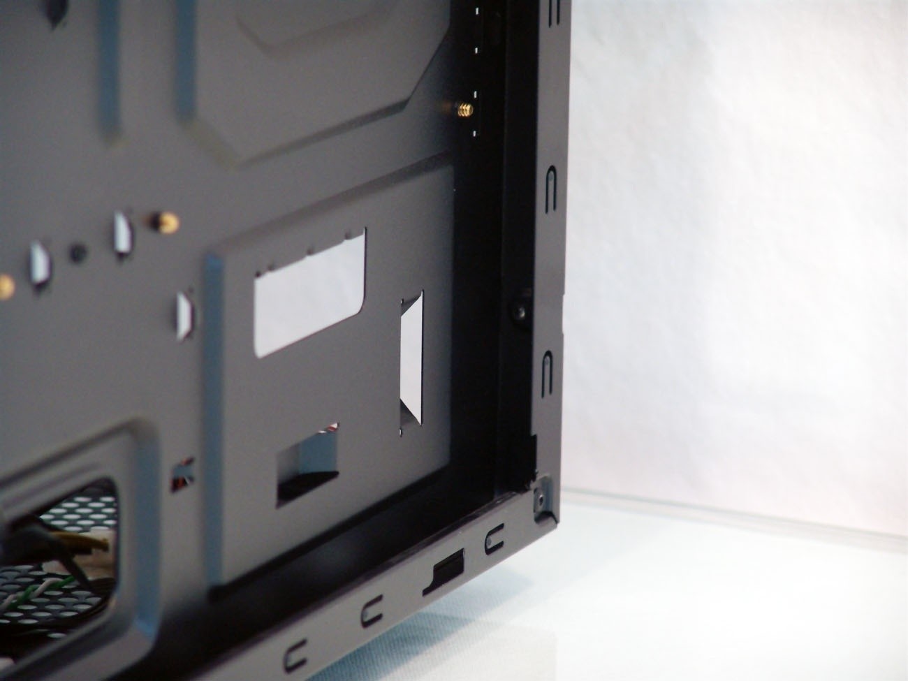 XClio Touch 320 Mid Tower Chassis Review | TweakTown