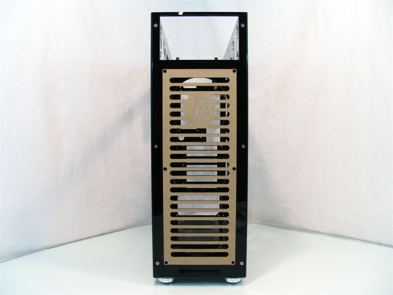 Danger Den Q20 Black Series Shadow Acrylic Chassis Review | TweakTown