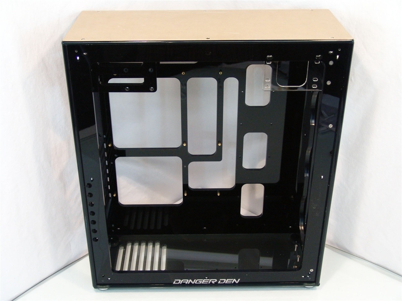 Danger Den Q20 Black Series Shadow Acrylic Chassis Review | TweakTown