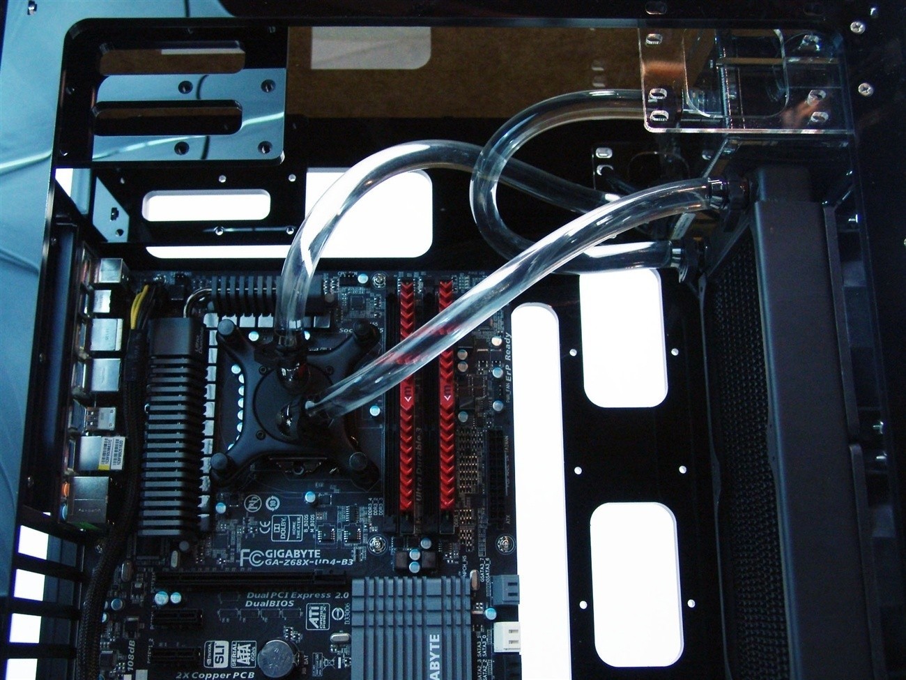 Danger Den Q20 Black Series Shadow Acrylic Chassis Review | TweakTown