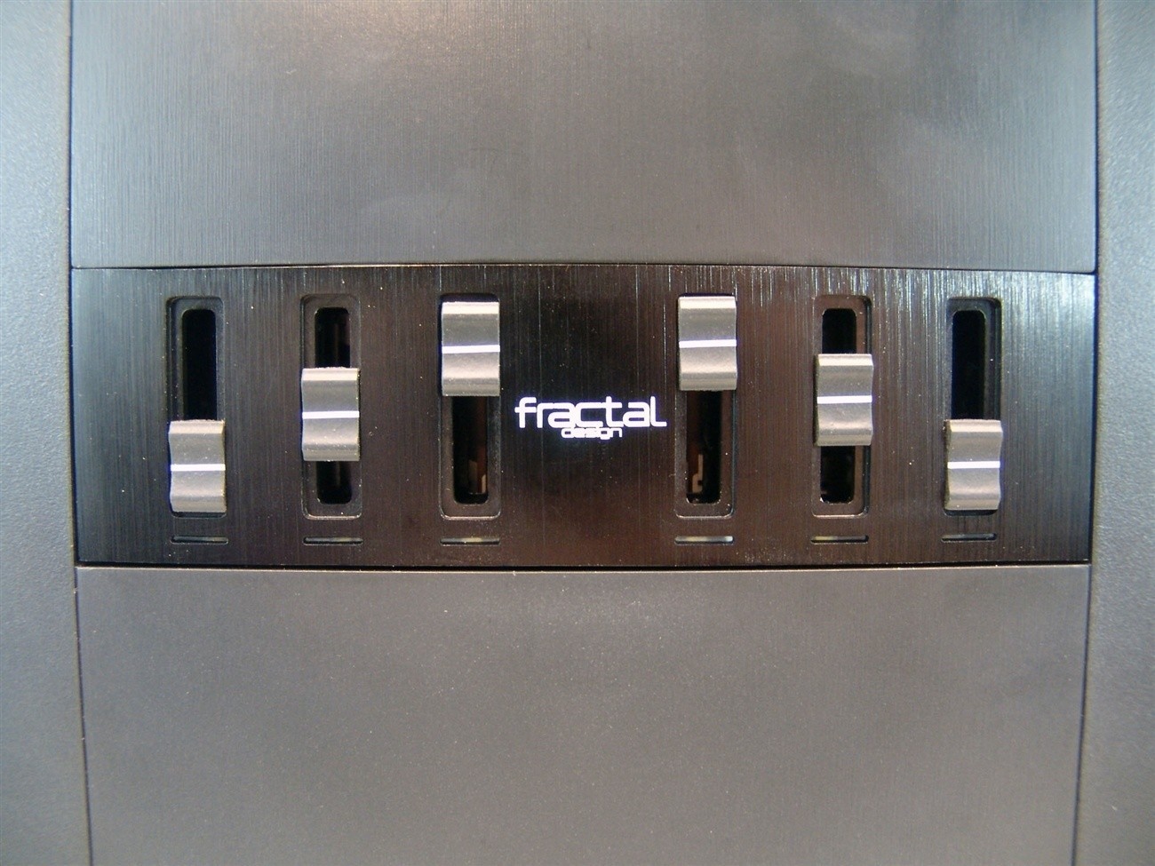 Fractal Design Adjust 108 Fan Controller Review | TweakTown