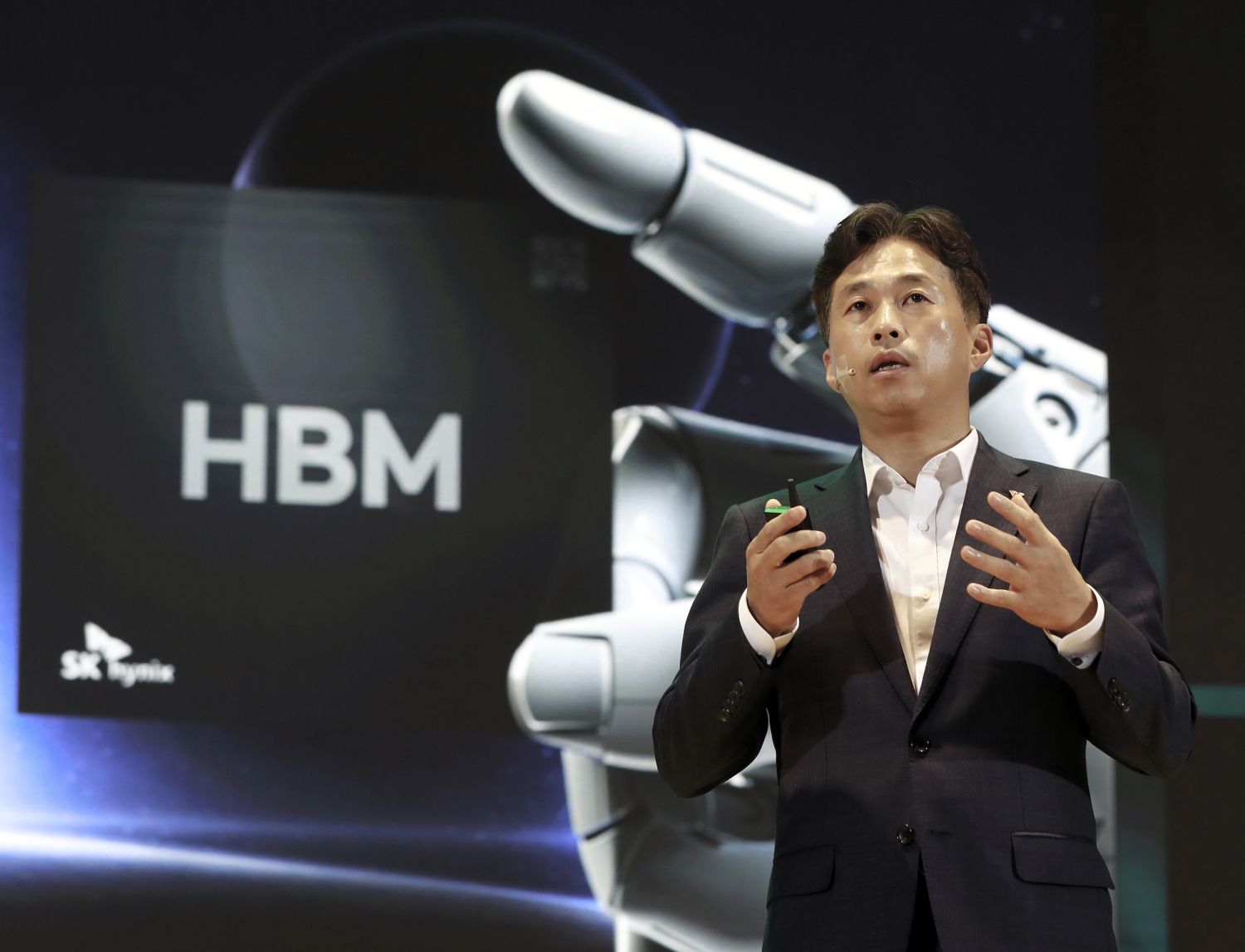SK hynix unveils the industry's first 16-Hi HBM3E memory: offering up ...