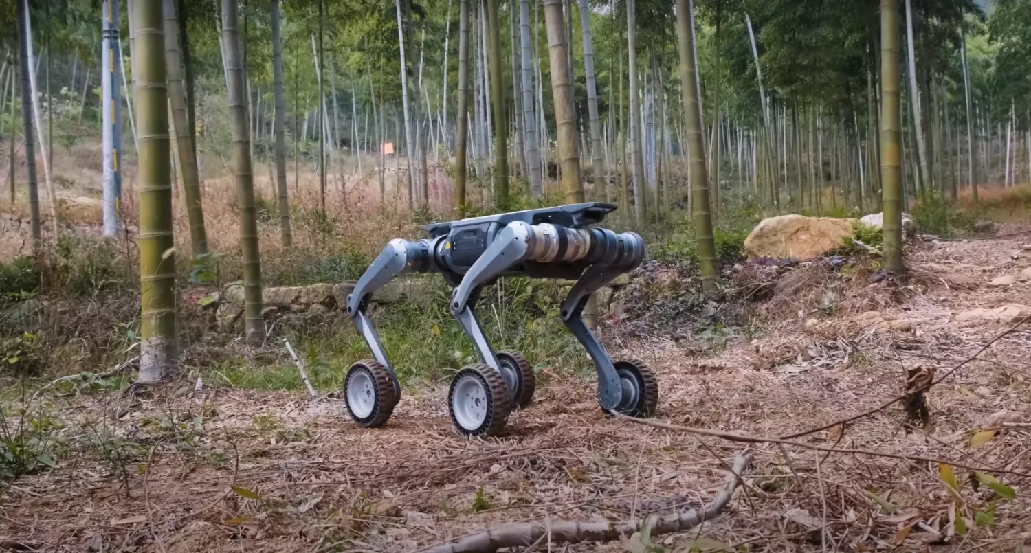China unveils high-speed quadruped robot capable of chasing people down