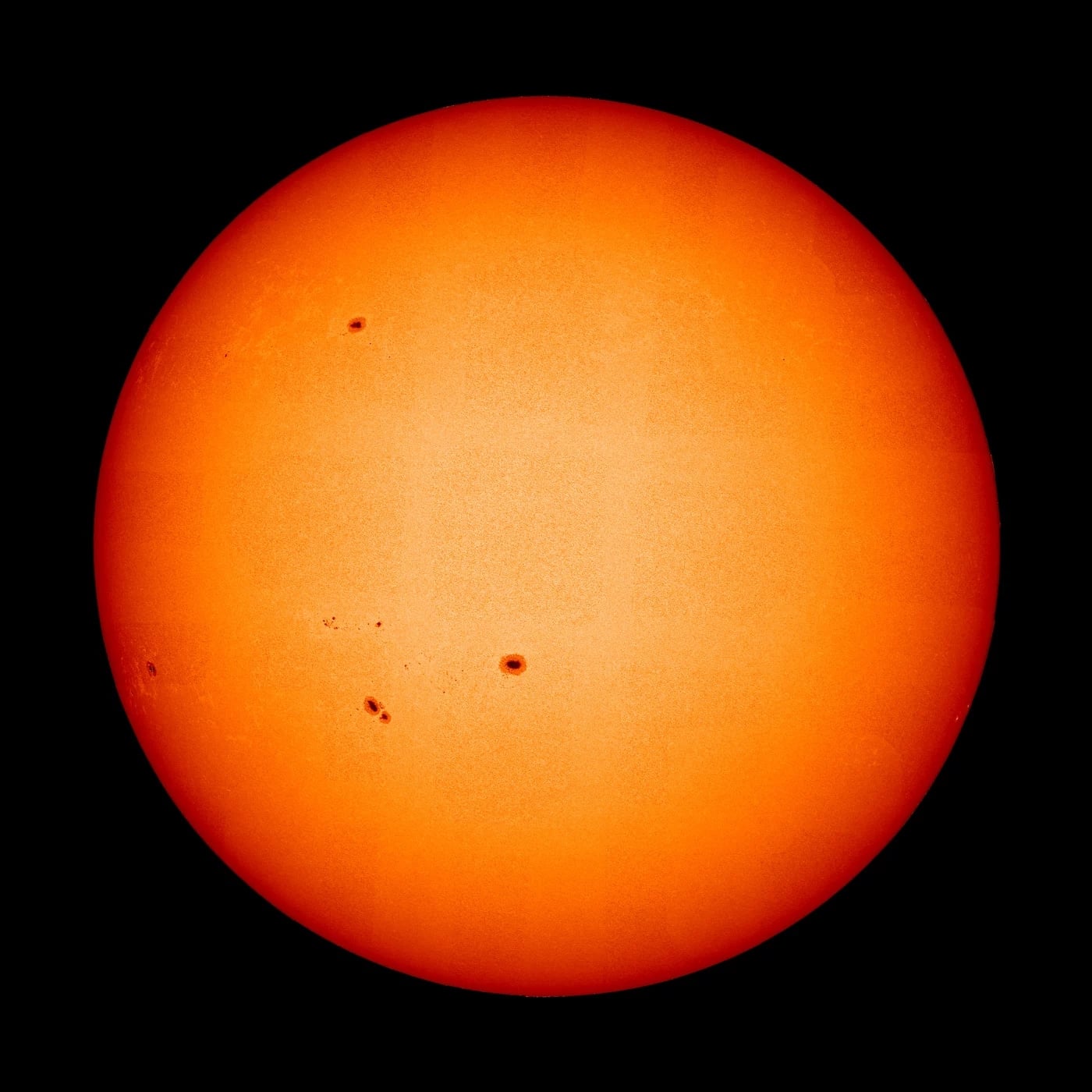 Scientists unveil breathtaking 100 mile per pixel photograph of the Sun