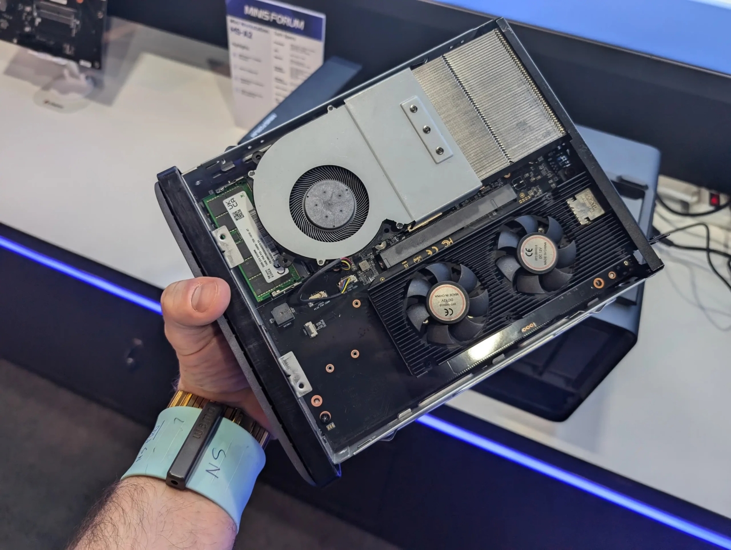 Minisforum N5 Pro: 5-bay NAS powered by AMD Strix Point APU, up to 96GB ...