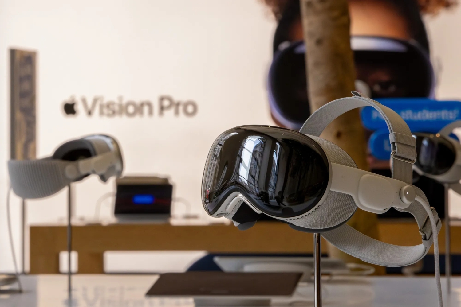 Apple still cautiously working on standalone AR glasses after Vision ...
