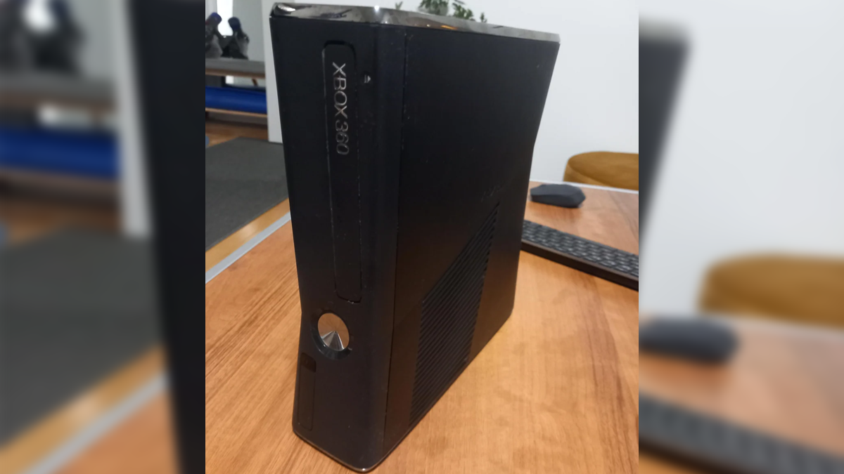 Xbox 360 converted into PC with an RTX 40-series GPU and X3D chip