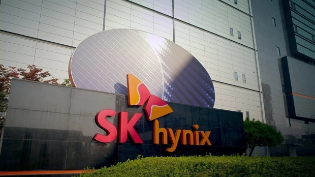 SK hynix assembles industry's first High-NA EUV machine for its M16 fab ...