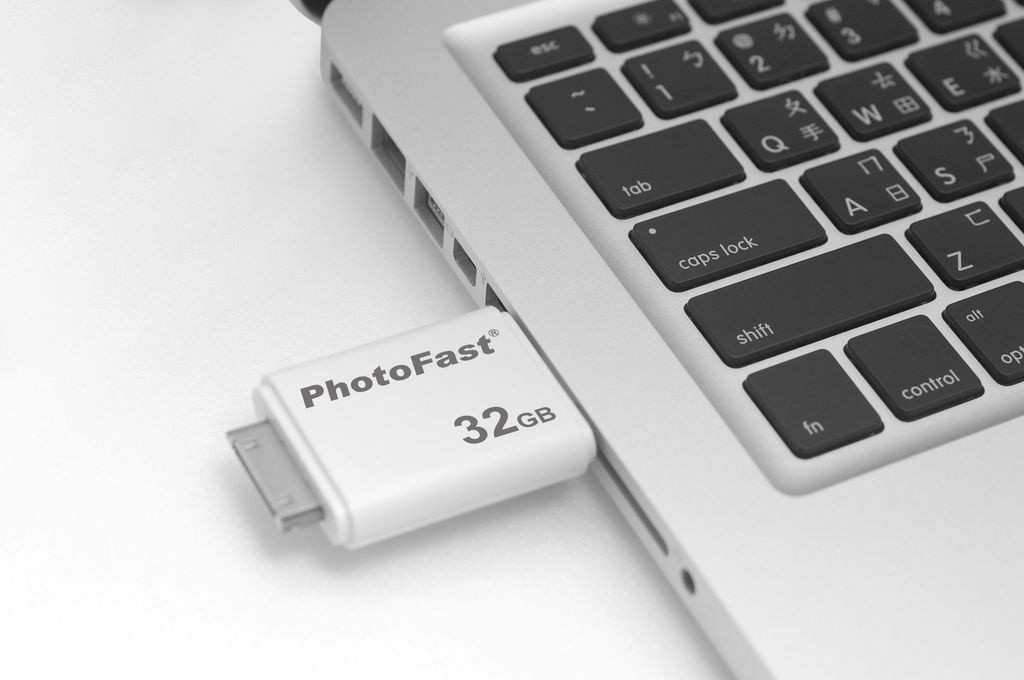 PhotoFast releases i-FlashDrive, UltraDock and GDock power