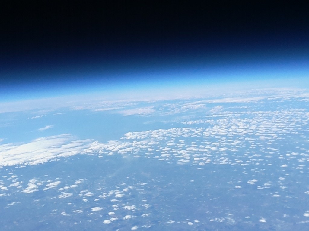 MakerTT: Raspberry Pi Camera Module photographs the Earth from the edge ...