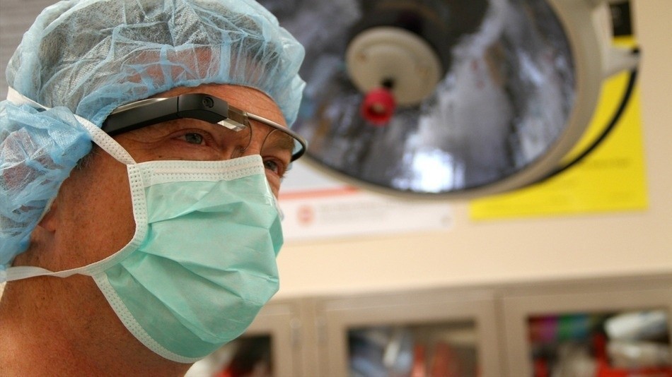 Doctor dons Google Glass, live streams a knee surgery to colleagues
