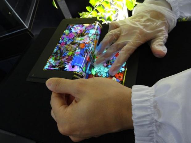 8.7-inch Full HD touch-capable foldable AMOLED display teased in Japan