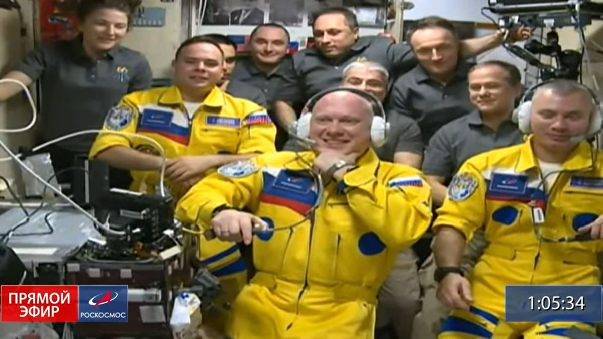 First all-cosmonaut crew arrives at the ISS, wearing curious colors