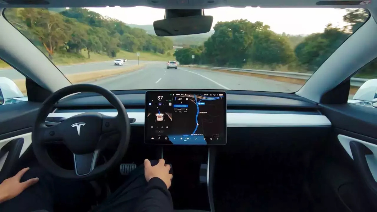 Damning report claims Tesla shuts off Autopilot right before a crash