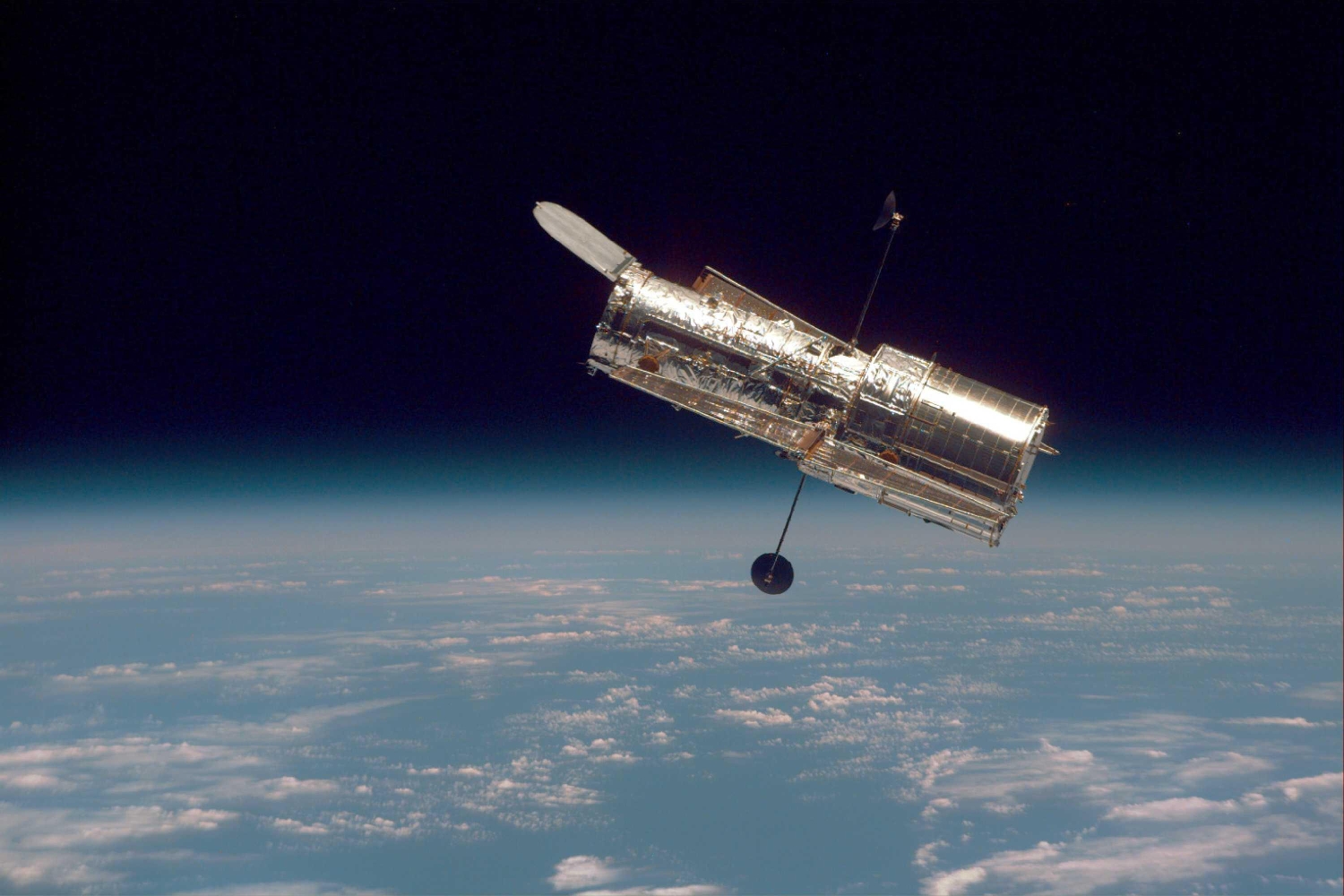 Hubble telescope photographs 'cosmic monster' showing off the magic of ...