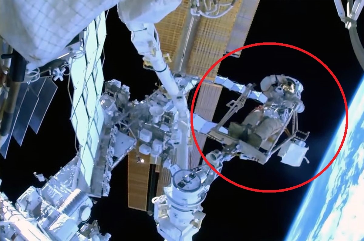 ISS astronaut becomes the first to ride on a robotic arm during epic ...