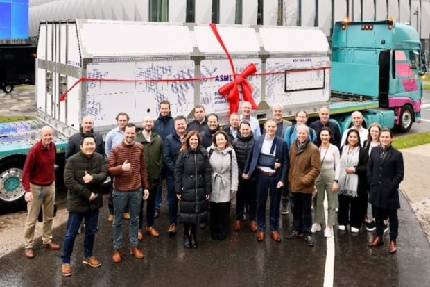 ASML ships industry's first High-NA EUV lithography scanner to Intel