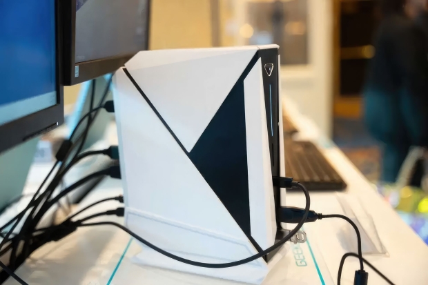 GEEKOM APro8 Max Mini-PC: AMD Ryzen 9 8940HS and Radeon RX 7600M XT inside