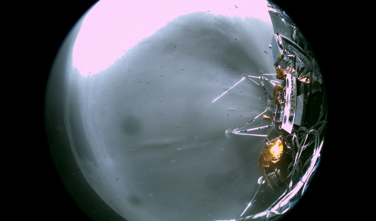 Selfie photo reveals historic moon landing touchdown ended in a broken leg